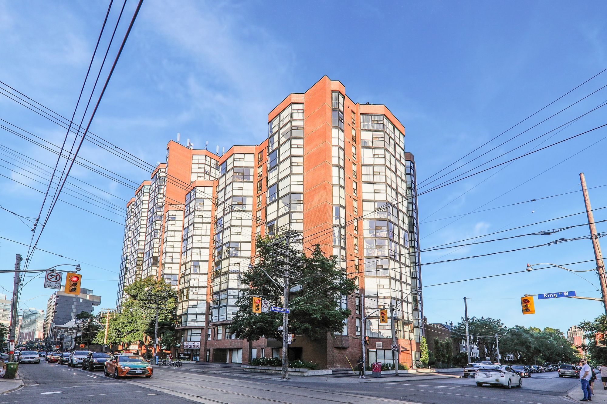 725 King St W | The Summit III Condos | 2 Beds + Den | 2 Baths | Unit ...
